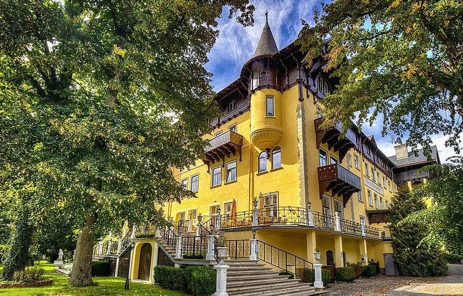 Prânz cu preparate tradiționale și concert live în curtea unui castel ...